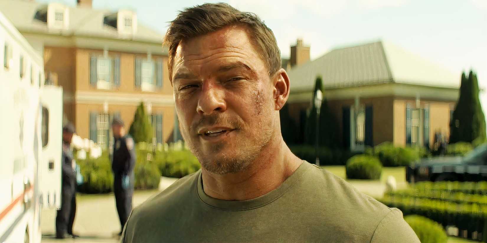 Alan Ritchson Pulls Hilarious Trick On Massive Villain Paulie In ...