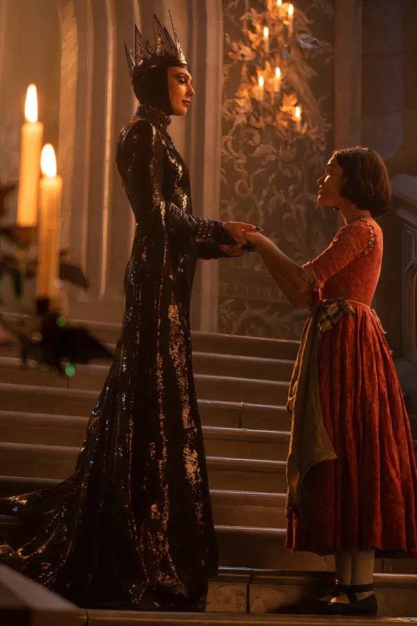 Gal Gadot’s Evil Queen Towers Over Snow White In New Image From Rachel ...