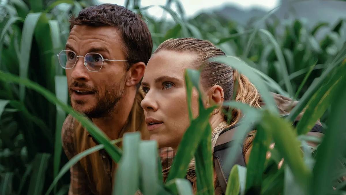 Scarlett Johansson & Jonathan Bailey Tamper With Dino Eggs In New ...
