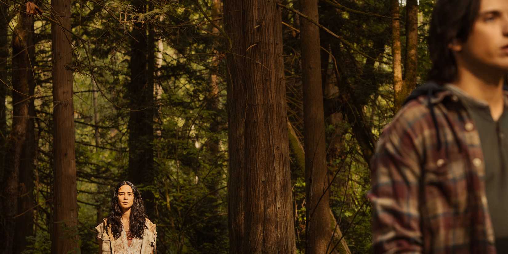 Yellowjackets Season 3: Travis & Lottie's Strange Wilderness Connection ...