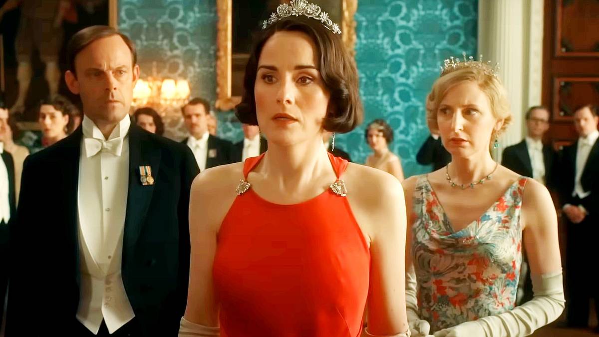 Mary Courts Major Controversy In New Downton Abbey: The Grand Finale ...