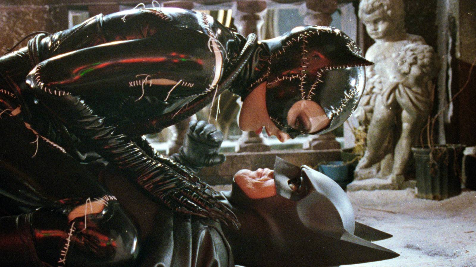 Batman Returns Review: It’s Still Shocking That Tim Burton Got To Make This Bizarre ...