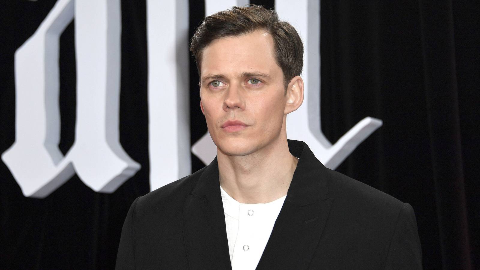 Netflix Reveals First Look At The Mosquito Bowl With Bill Skarsgård ...