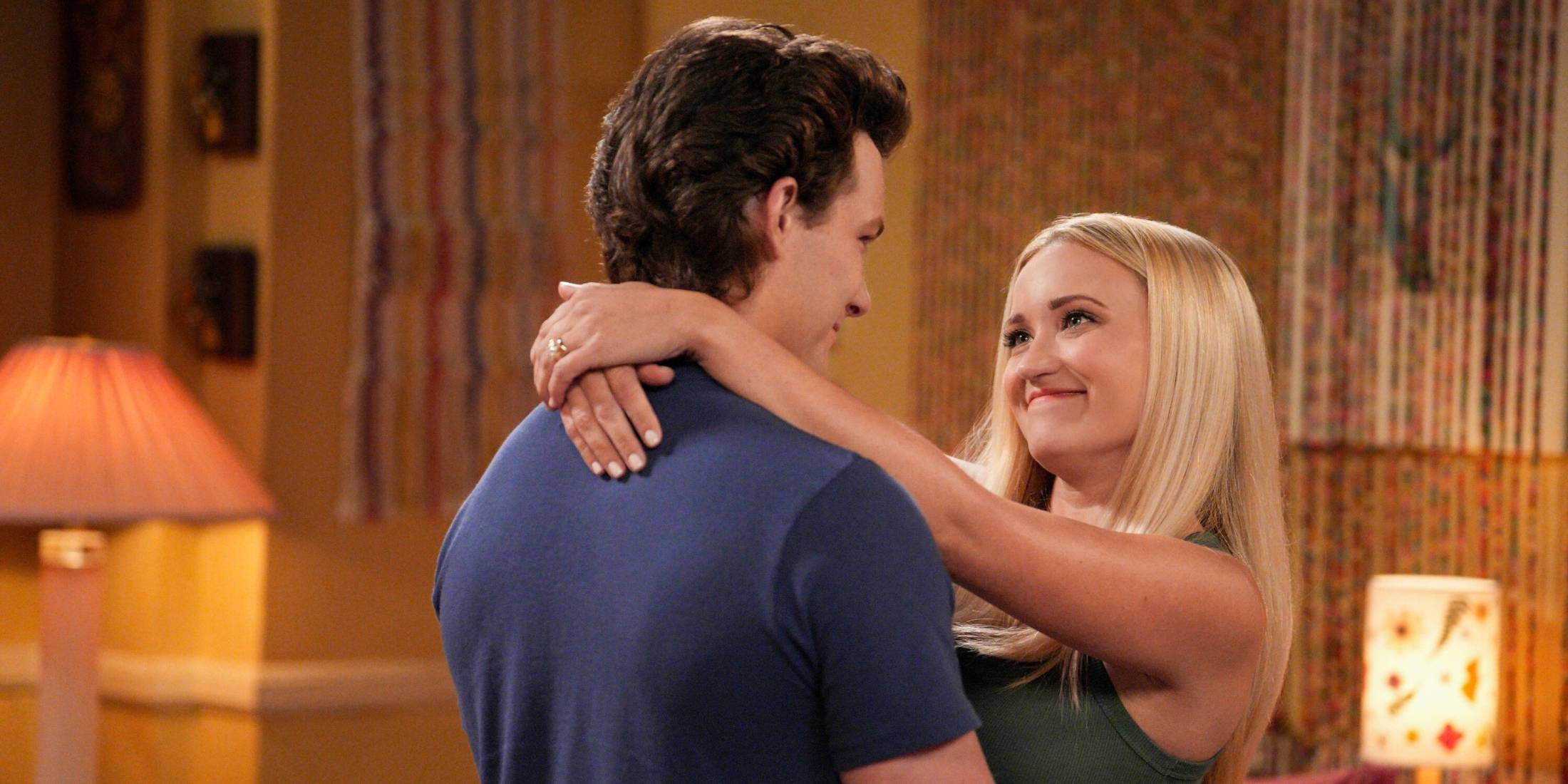 Fans Shouldn't Hate the Laugh Track on Georgie and Mandy’s First Marriage