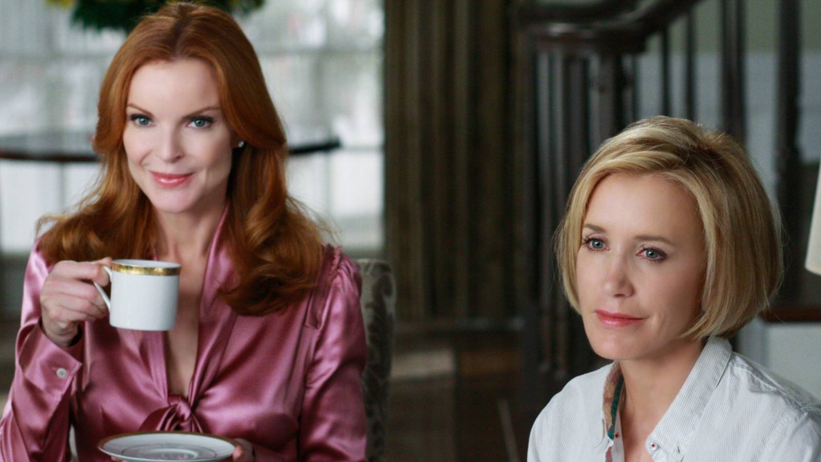 Netflix's The Hunting Wives Is A Fun Desperate Housewives Replacement