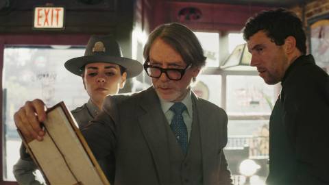 Wake Up Dead Man: A Knives Out Mystery Summary, Trailer, Cast, Where to ...