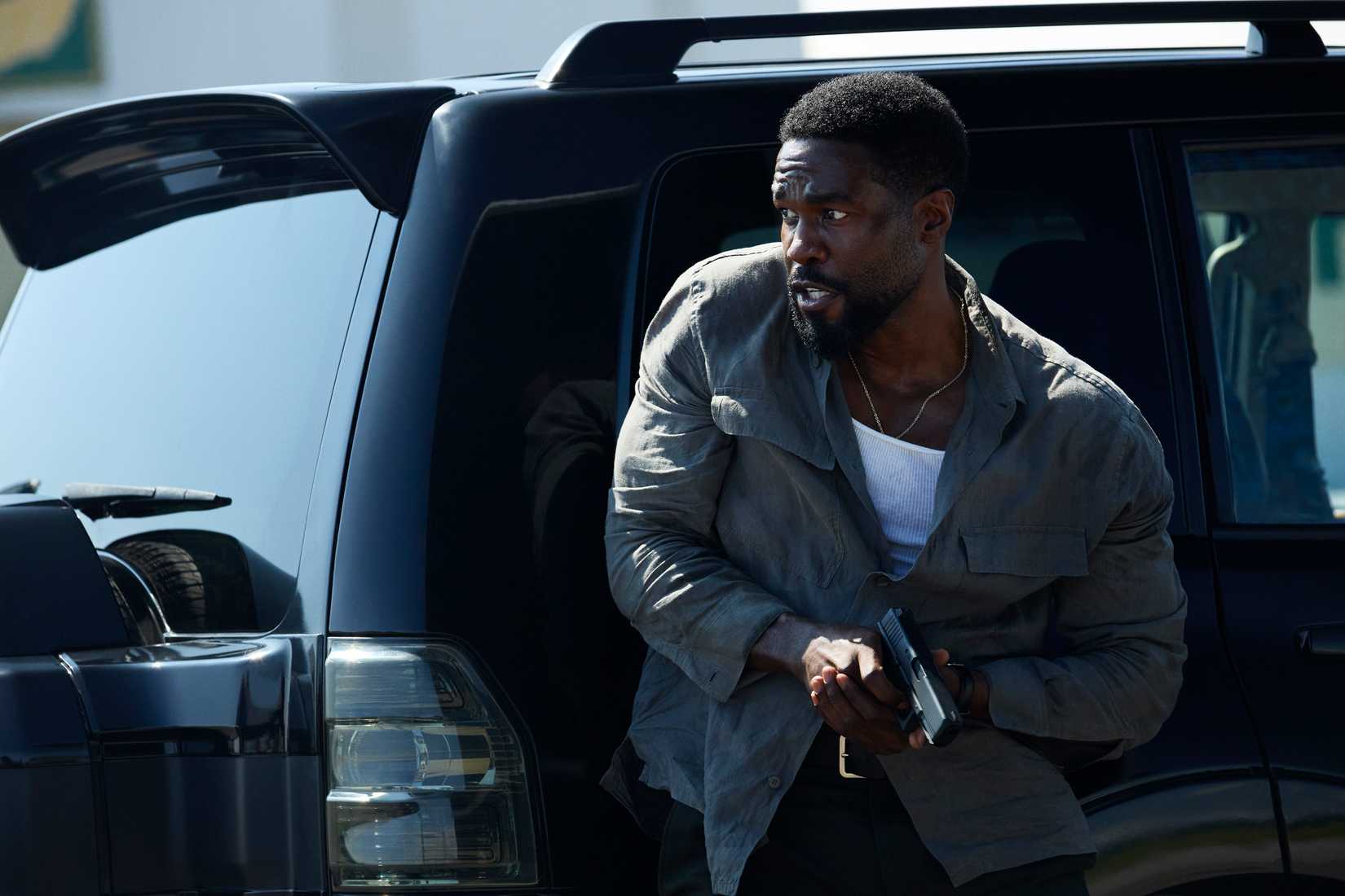 First Look At Yahya Abdul-Mateen II As John Creasy In Netflix's Man On ...